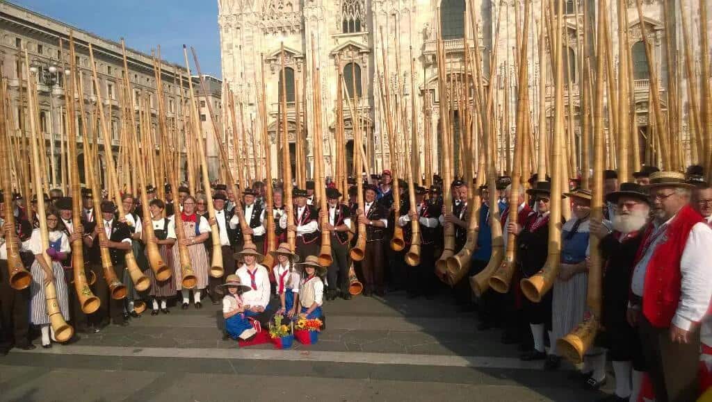 Swiss break alphorn concert record in Milan. An amazing spectacle.