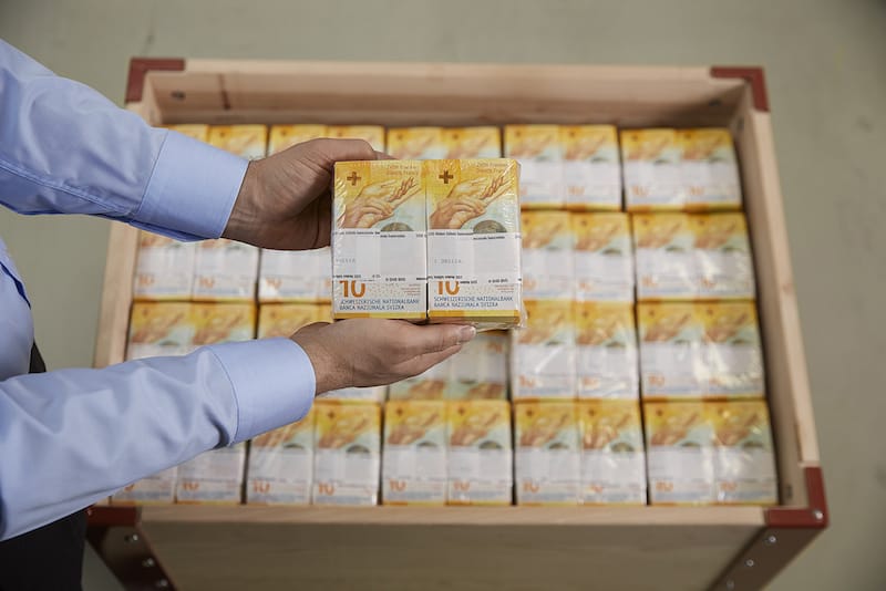 The new 10 Swiss franc note hand mystery